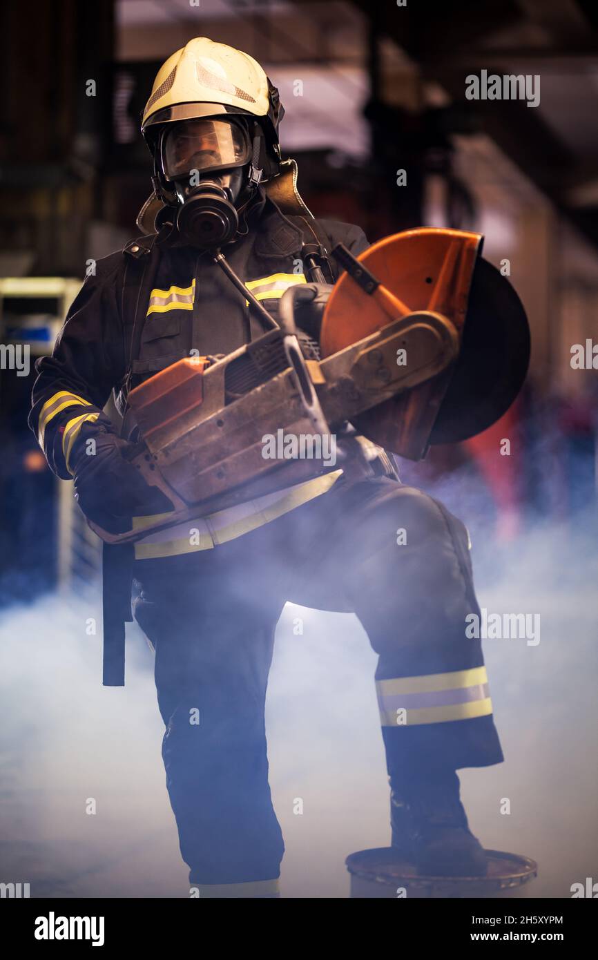 portrait de pompier portant l'équipement complet, masque d'oxygène, et ...