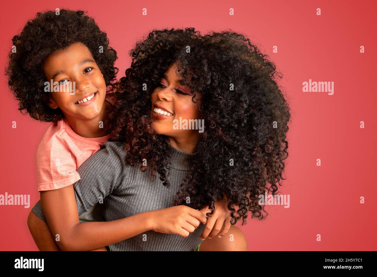 Portrait d'une jeune mère afro-américaine avec un tout-petit fils ...