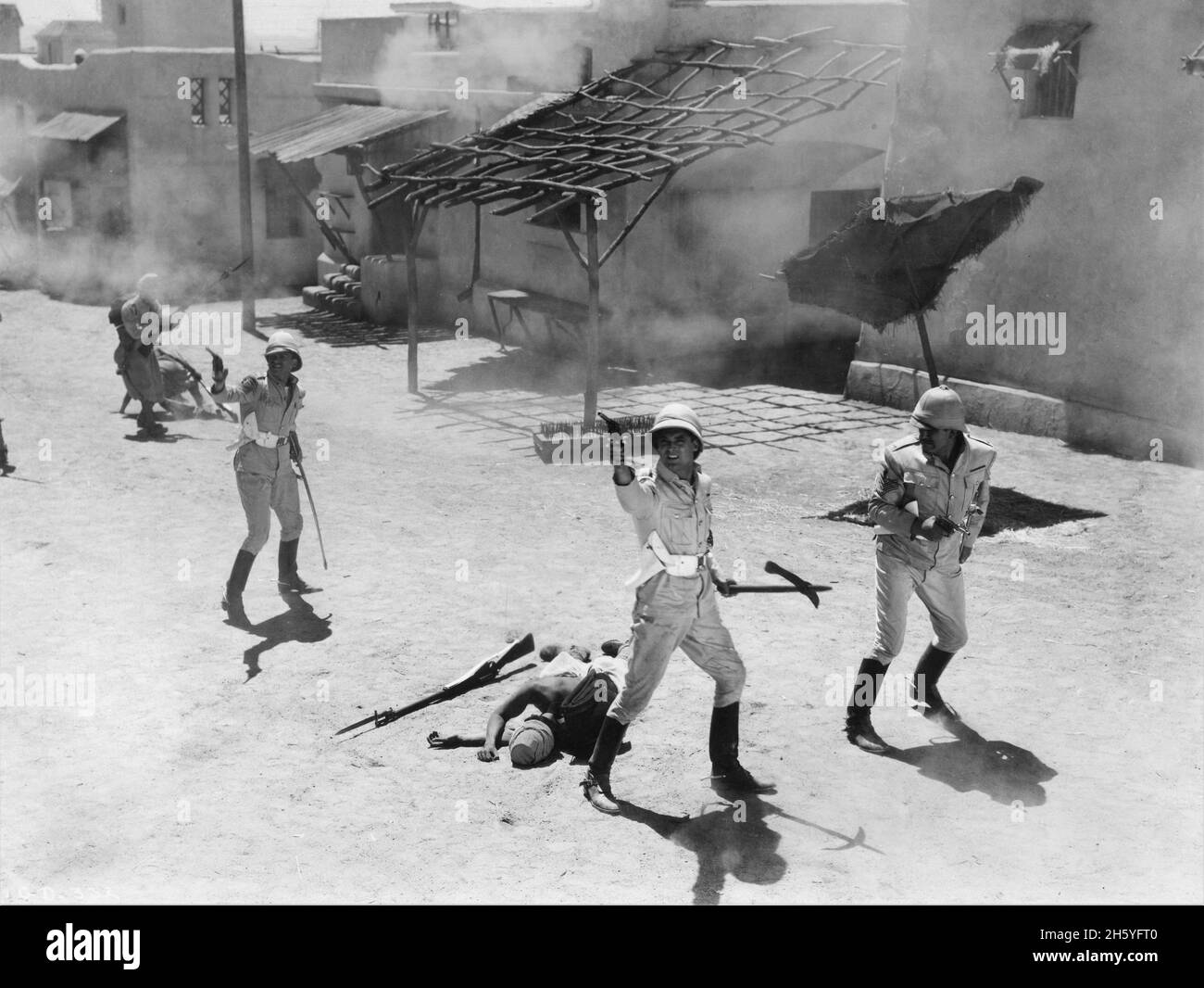 DOUGLAS FAIRBANKS Jr. CARY GRANT et VICTOR McLAGLEN in GUNGA DIN 1939 ...