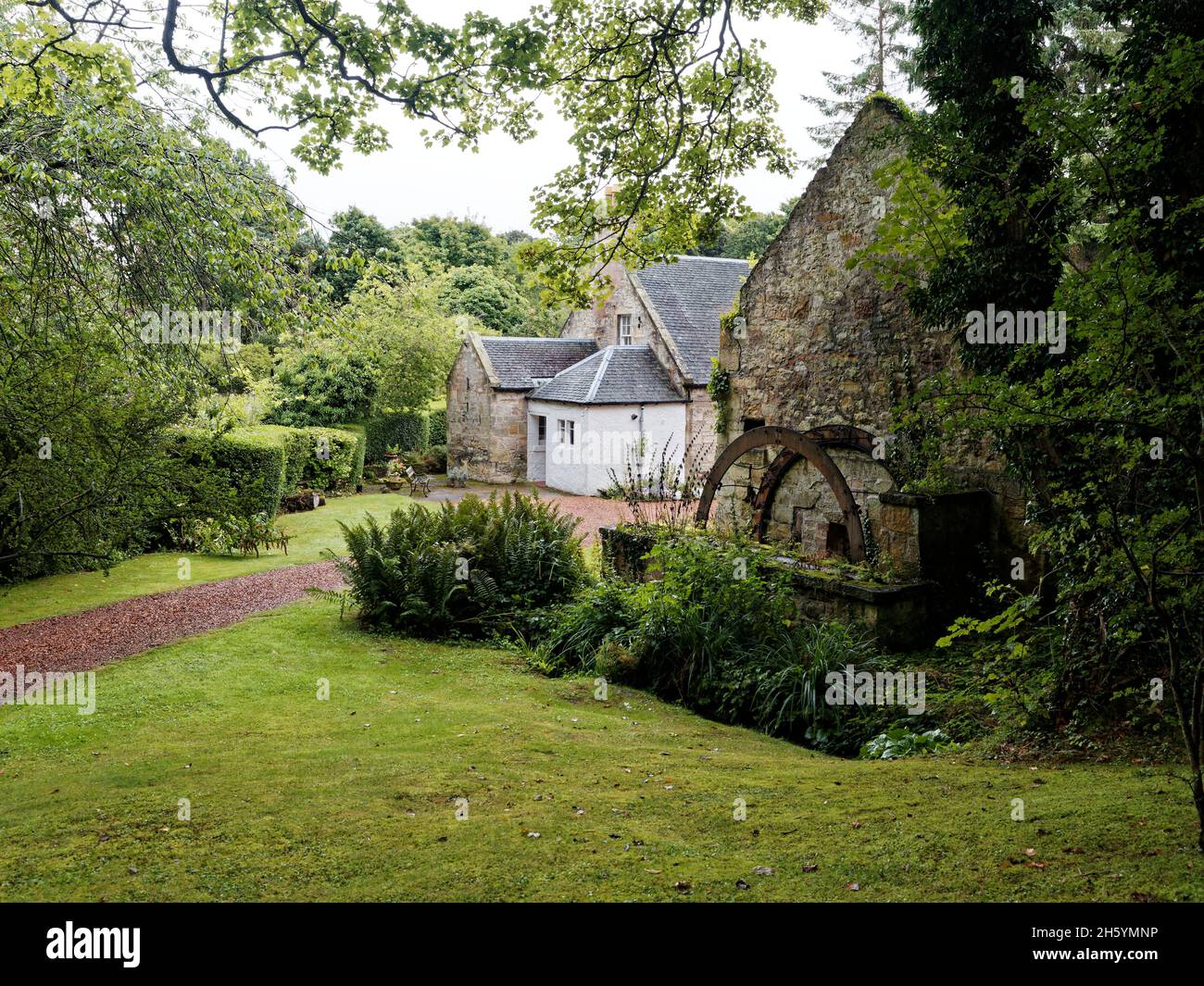 Paysage avec un ancien moulin Banque de photographies et d’images à ...