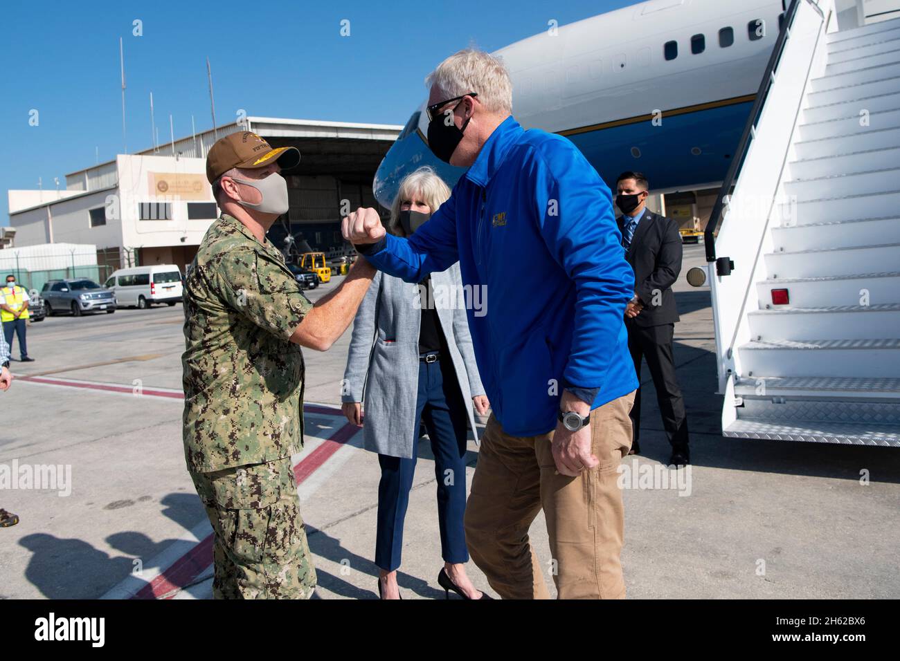 Reportage : le secrétaire de la Défense par intérim, Christopher C ...