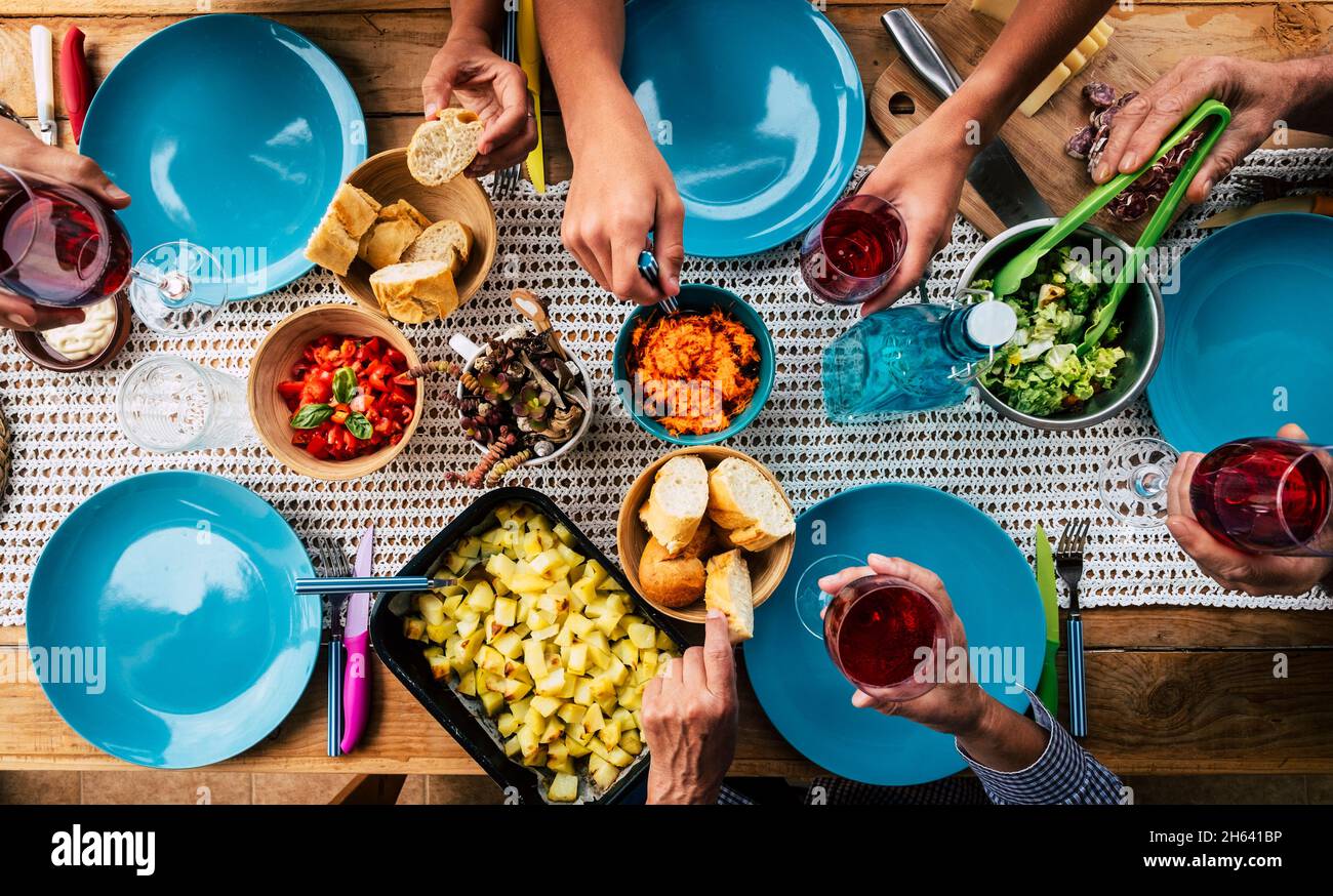 Table pleine de nourriture Banque de photographies et d’images à haute ...