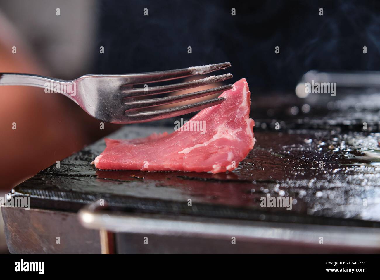 Cuisson du steak de boeuf Banque de photographies et d’images à haute ...