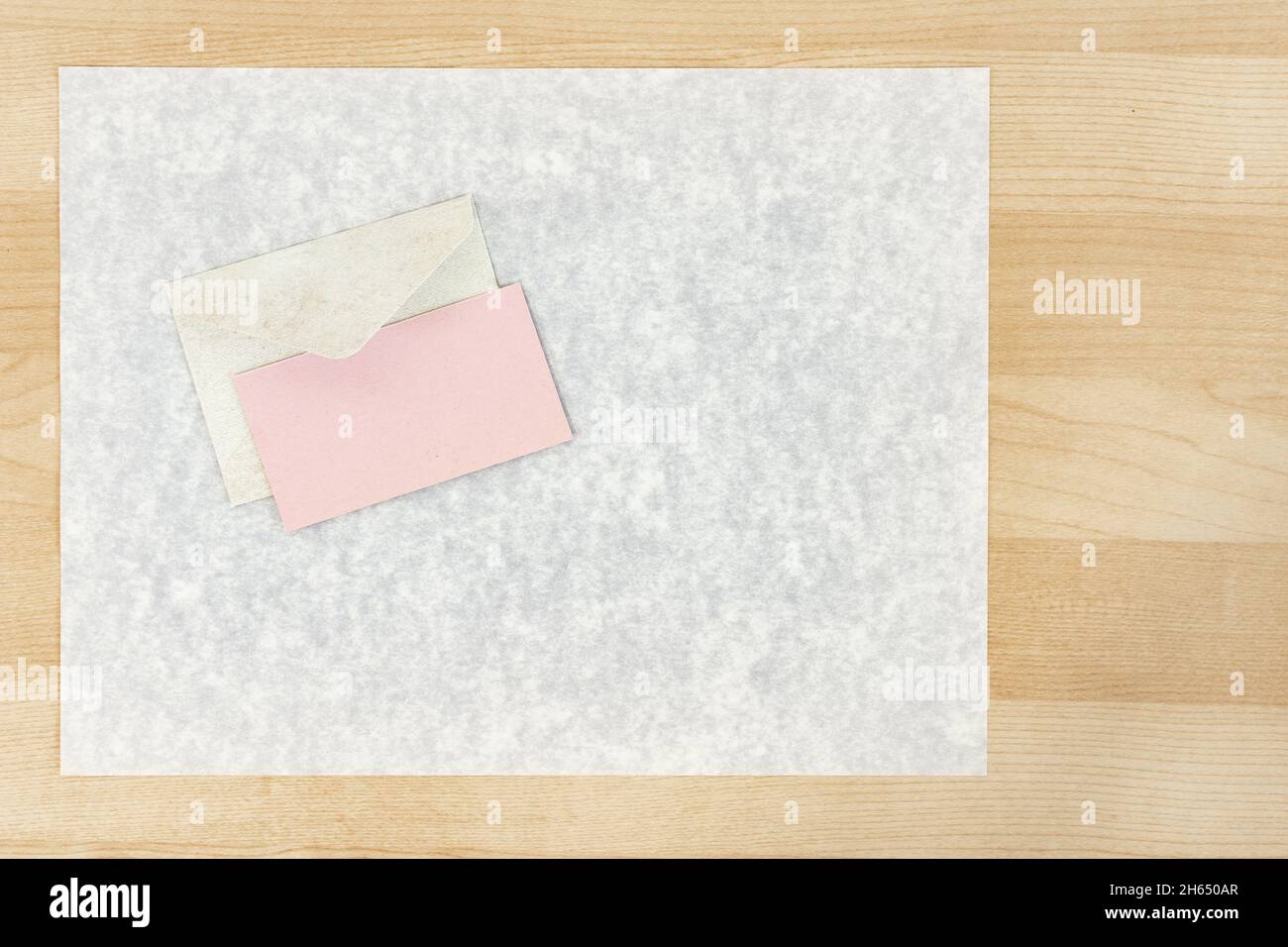 Modèles de cartes d'invitation à un mariage sur le bureau en bois Photo ...