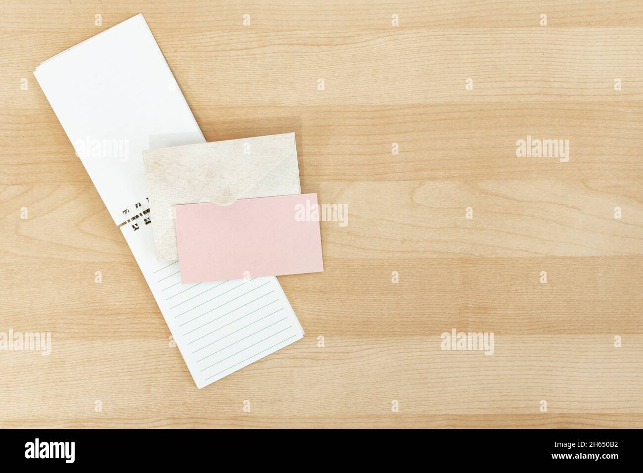 Carte d'invitation à un mariage avec papier et enveloppe sur le bureau ...