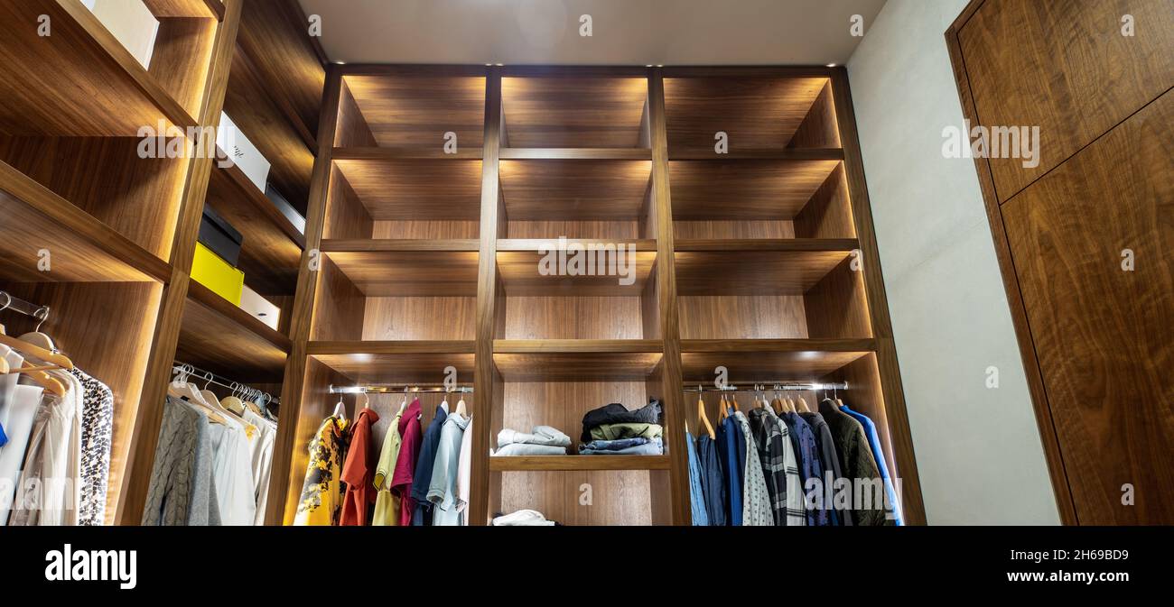 Intérieur moderne d'un dressing dans un appartement de luxe.Étagères en ...