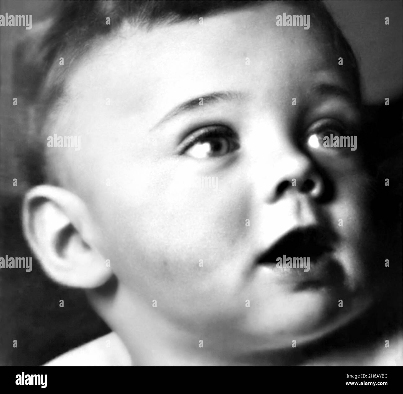 1935 Piacenza ITALIE le celebre designer de mode GIORGIO ARMANI ne le 11 juillet 1934 quand etait un petit garcon age de 1 ans.Photographe inconnu HISTOIRE