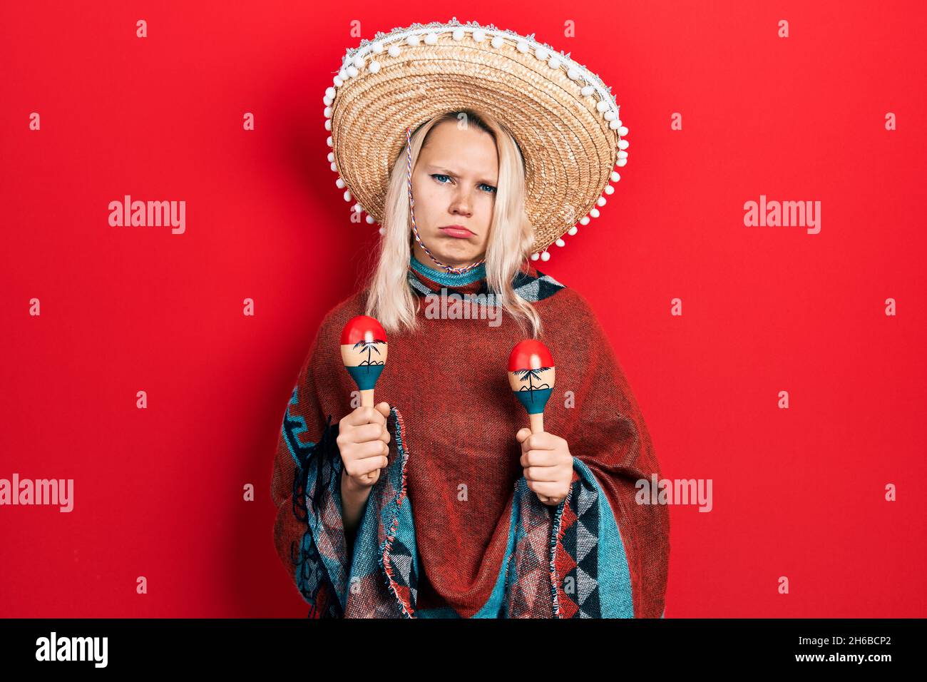 Belle femme blonde caucasienne portant poncho mexicain festif et ...