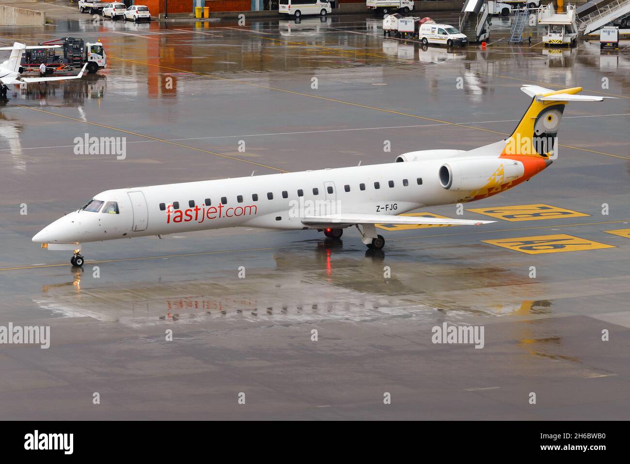FastJet Embraer 145, train de roulement.Avion Z-FJG de la compagnie ...