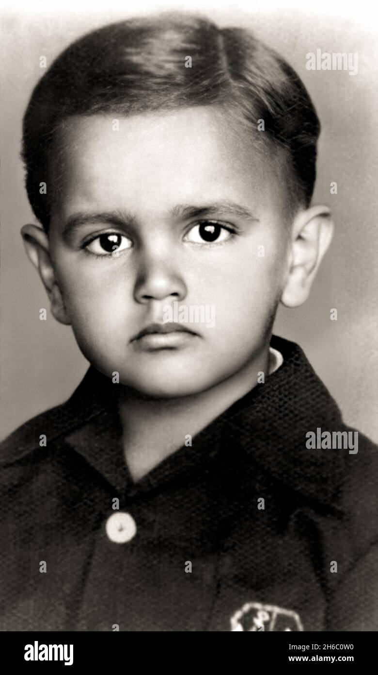 1945 , BRÉSIL : le célèbre chanteur et compositeur brésilien CAETANO ...