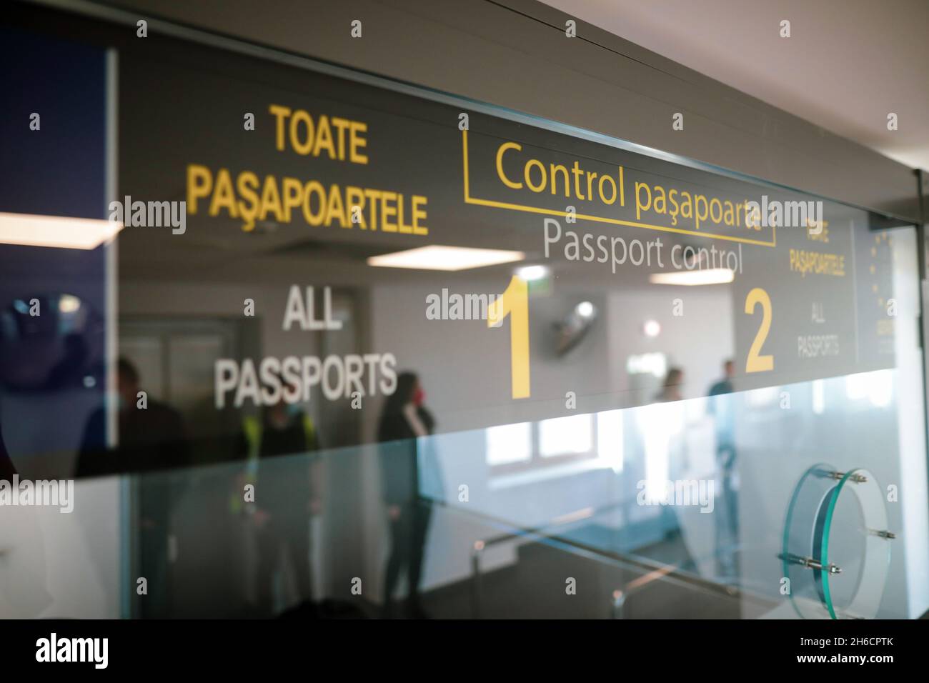 Passport control booth Banque de photographies et d’images à haute ...