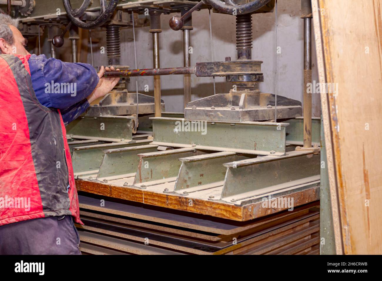 L'employé presse le mécanisme de rotation de la presse à l'aide d'un ...