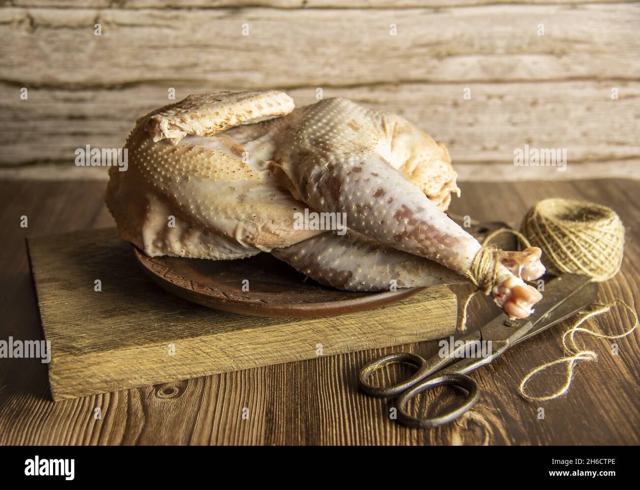 Viande fraîche brute.Une carcasse de poulet pâle avec ses pattes ...