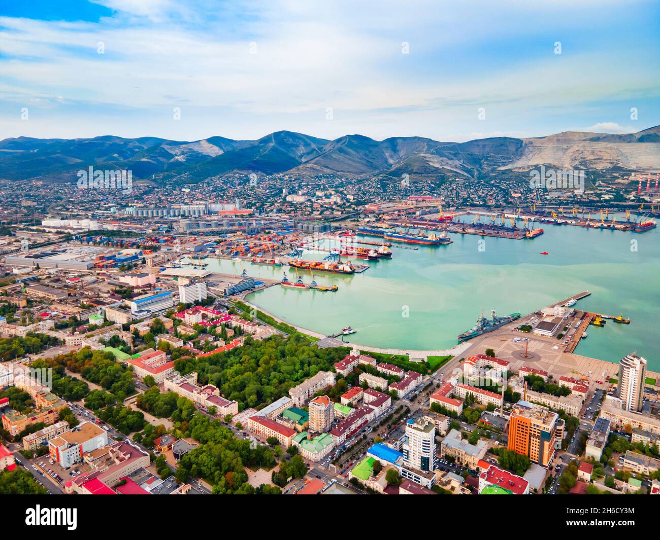 Vue panoramique aérienne du centre-ville de Novorossiysk. Novorossiysk ...