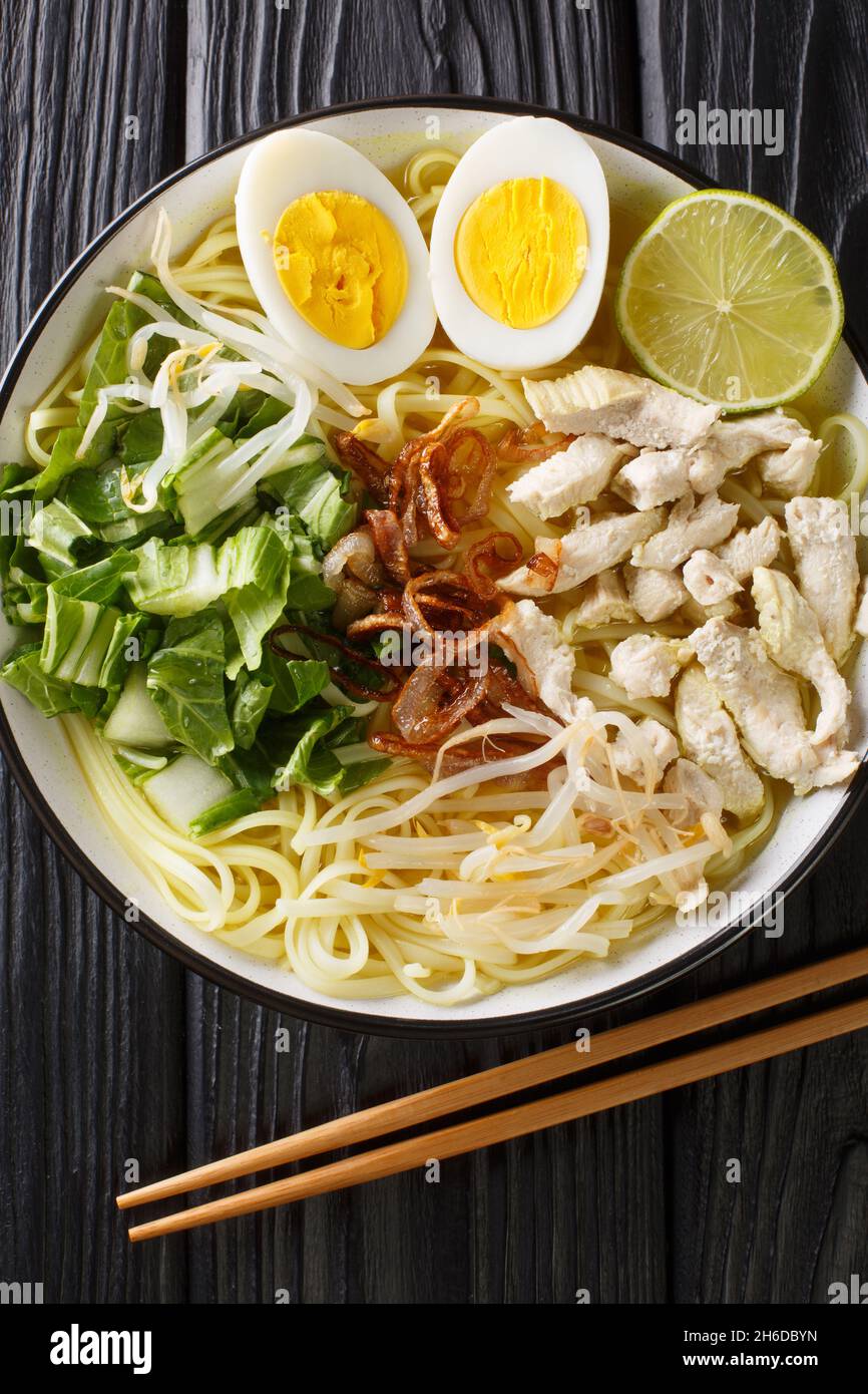La soupe de nouilles de poulet indonésienne Soto ayam se trouve dans l ... La soupe de nouilles de poulet indonésienne Soto ayam se trouve dans l ...