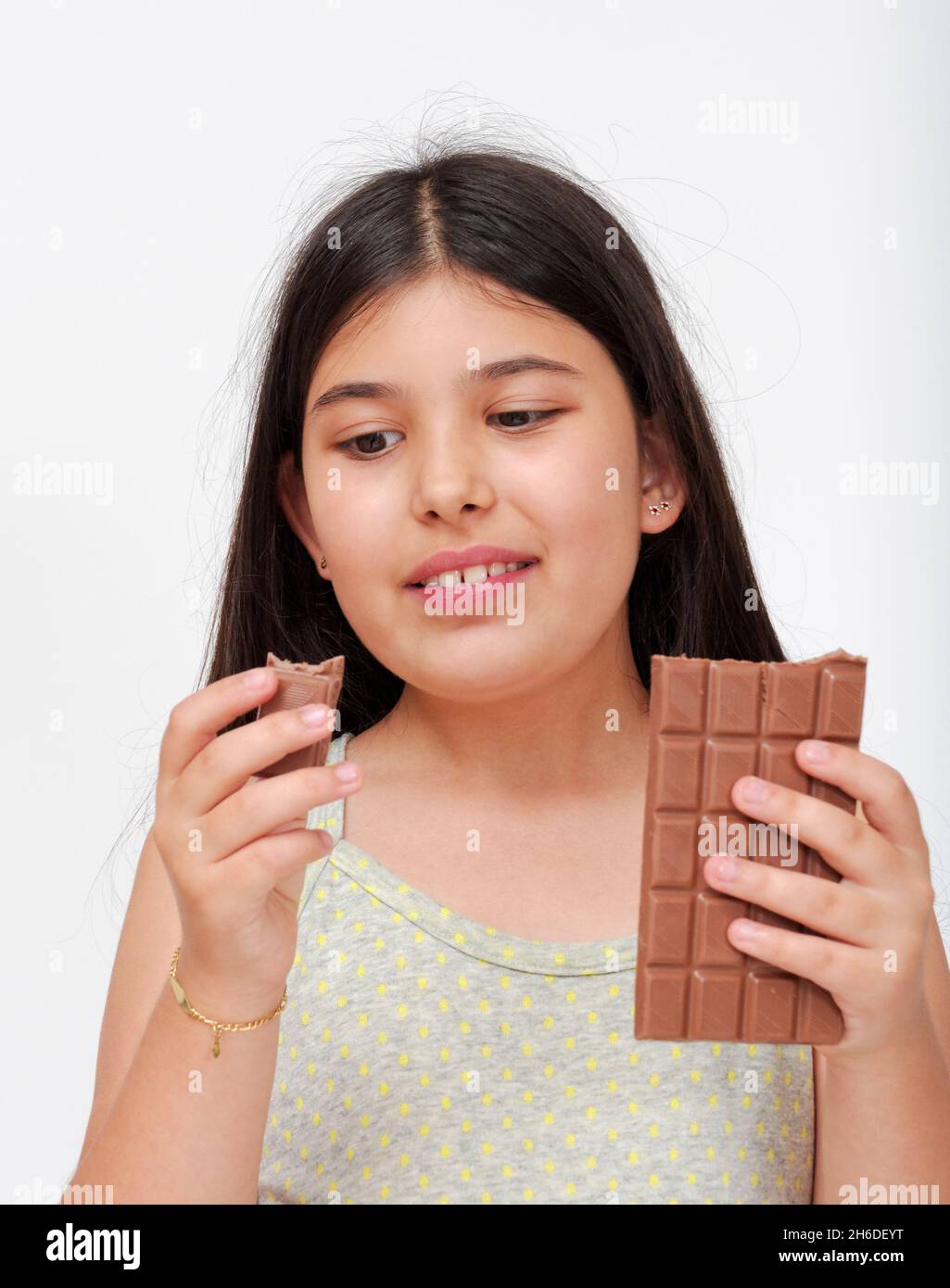 Une jeune fille sourit après avoir mangé de sa barre de chocolat Photo ... Une jeune fille sourit après avoir mangé de sa barre de chocolat Photo ...