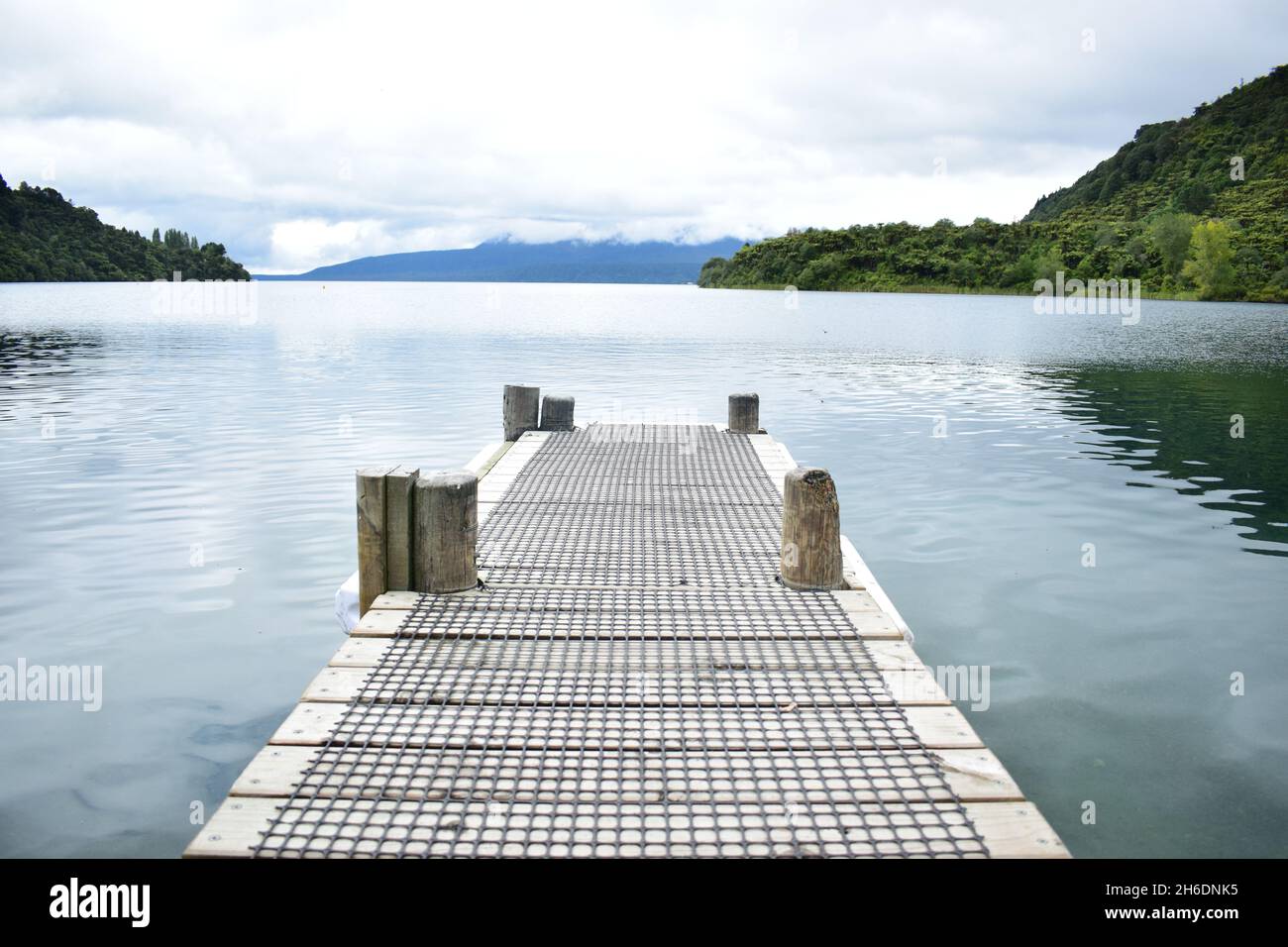 Quai sur un lac Banque de photographies et d’images à haute résolution - Alamy