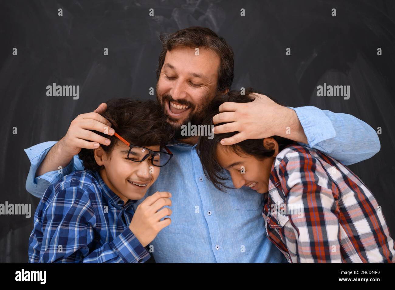 un père heureux embrassant des fils inoubliables moments de joie ...