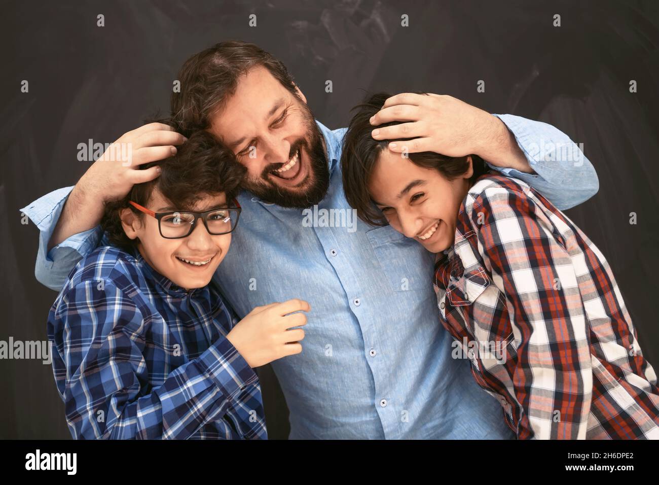 un père heureux embrassant des fils inoubliables moments de joie ...