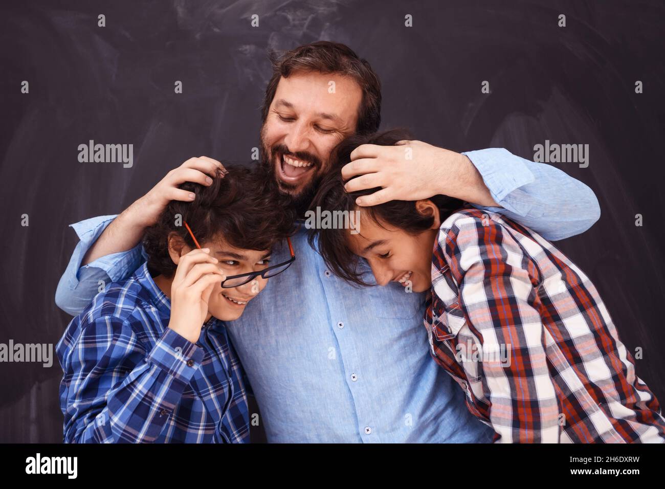un père heureux embrassant des fils inoubliables moments de joie ...