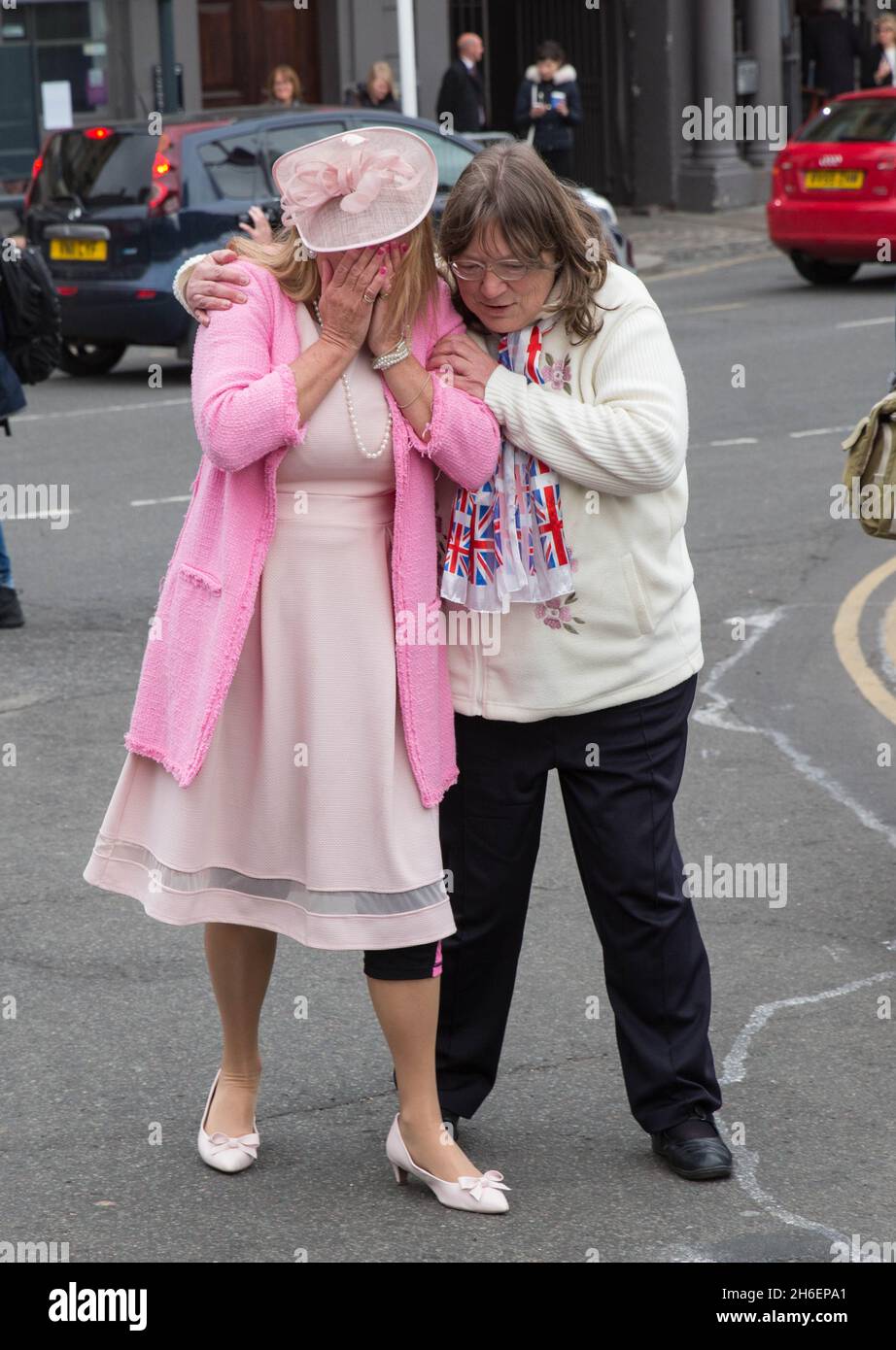 Ce matin, les fans de Royal attendent devant le château de Windsor ...