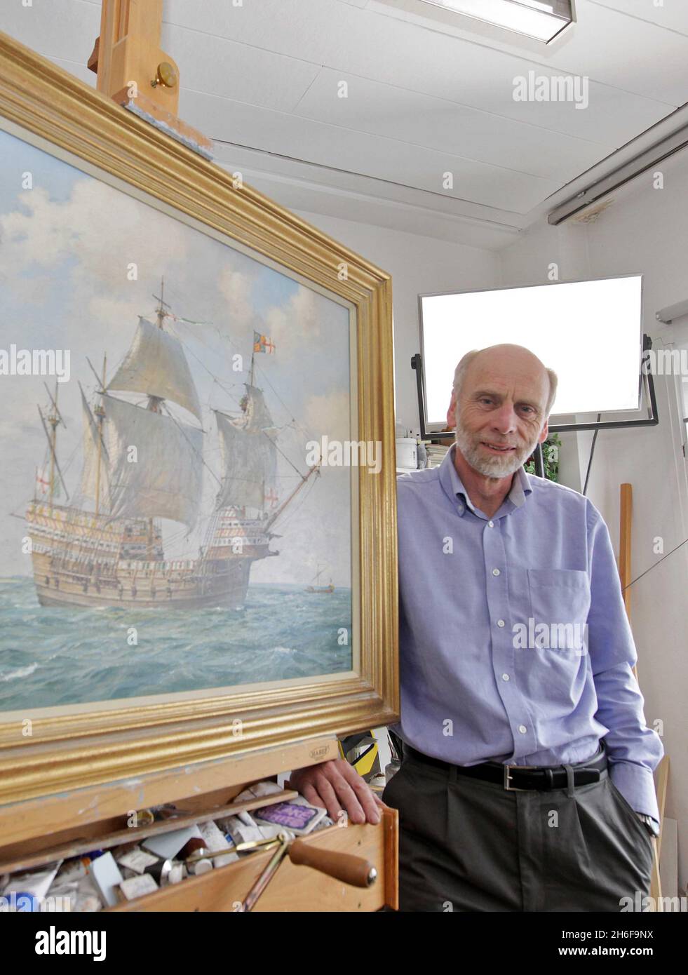 L'artiste marin Geoff Hunt avec sa peinture de la Mary Rose dans son ...