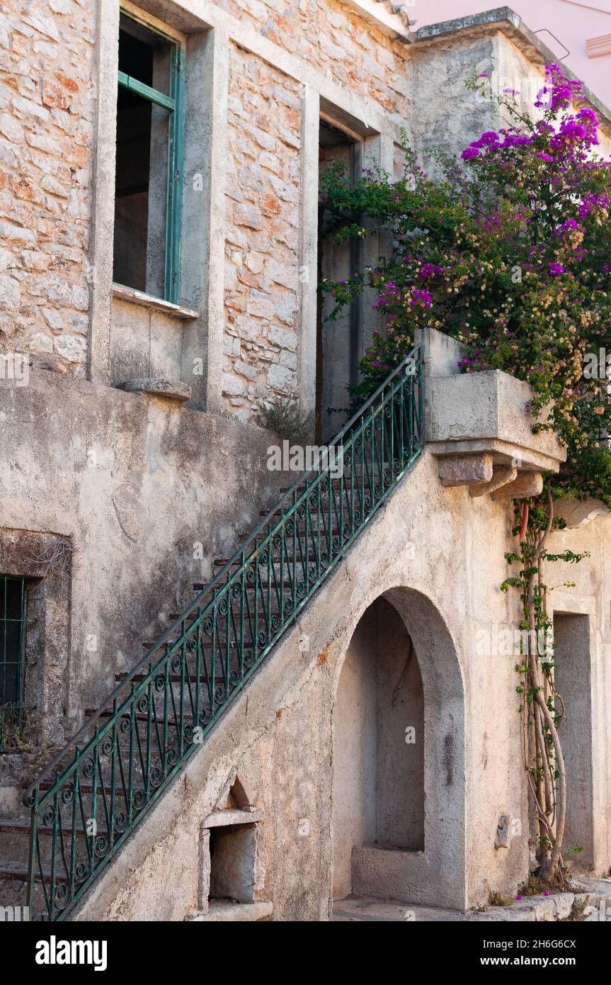 Maison en pierre âgée, abandonnée par les humains habituée par le ...