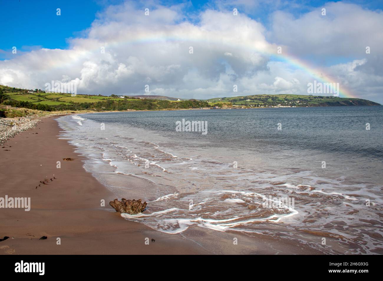 Château de Redbay sous un arc-en-ciel à Waterfoot Beach , Co. Antrim ...