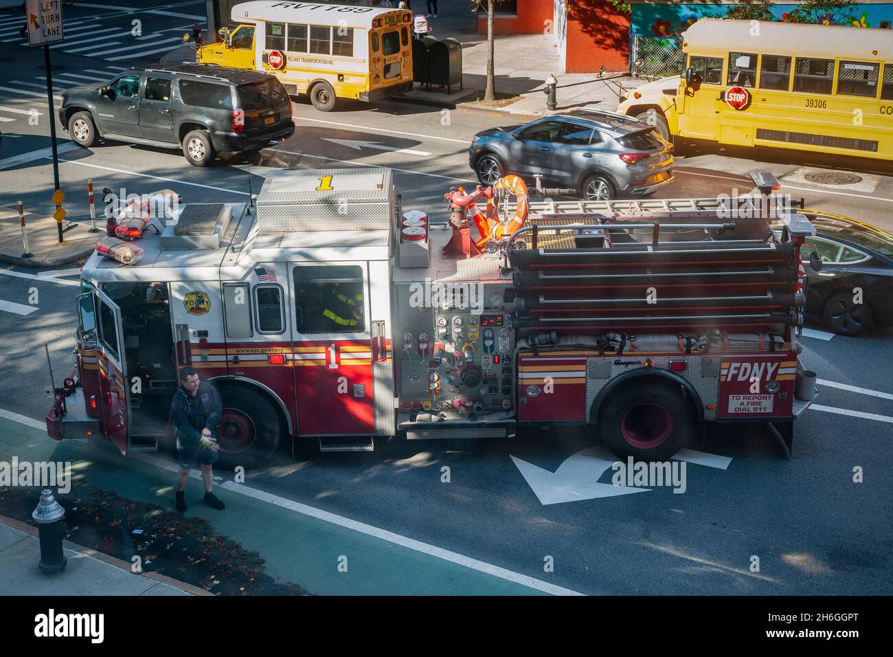 Les membres de FDNY Ladder 12 et Engine 1 répondent à une boîte à ...