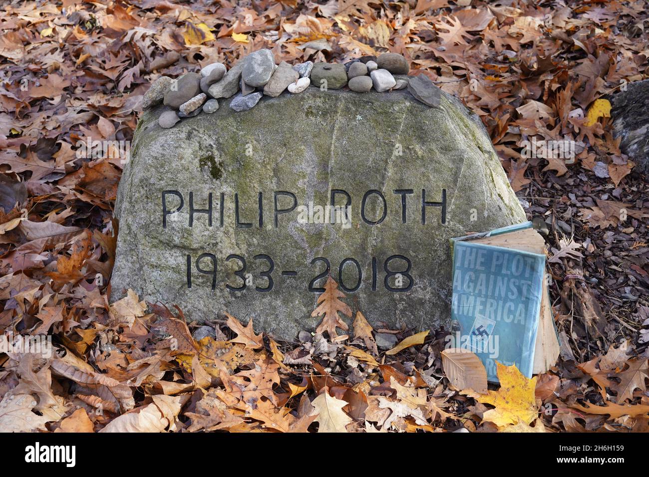 La pierre tombale de l'auteur Philip Roth au Bard College, un simple ...