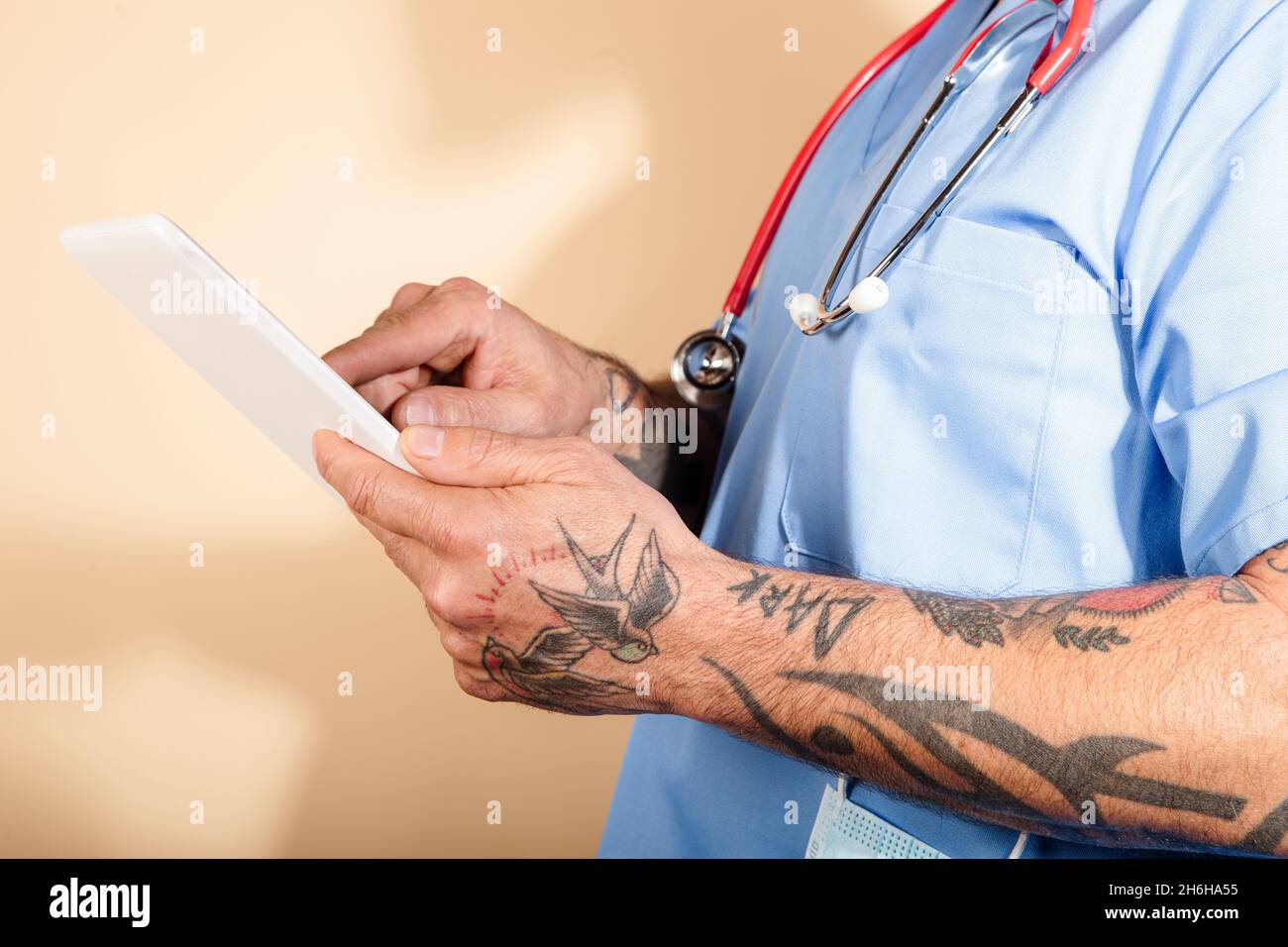 Prise de vue rognée d'une infirmière masculine méconnue à l'aide d'une ... Prise de vue rognée d'une infirmière masculine méconnue à l'aide d'une ...