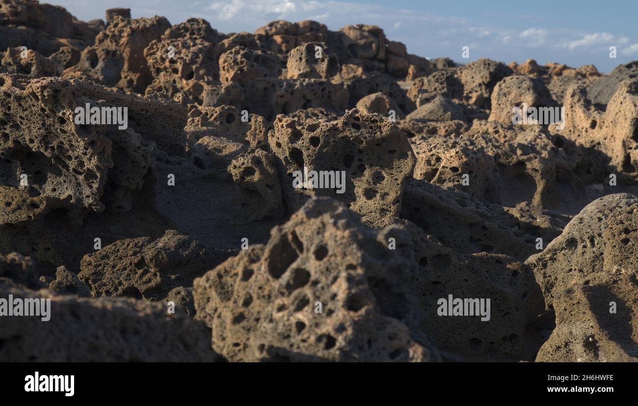 Roche volcanique de lave poreuse autour de la plage de Playa de la ...