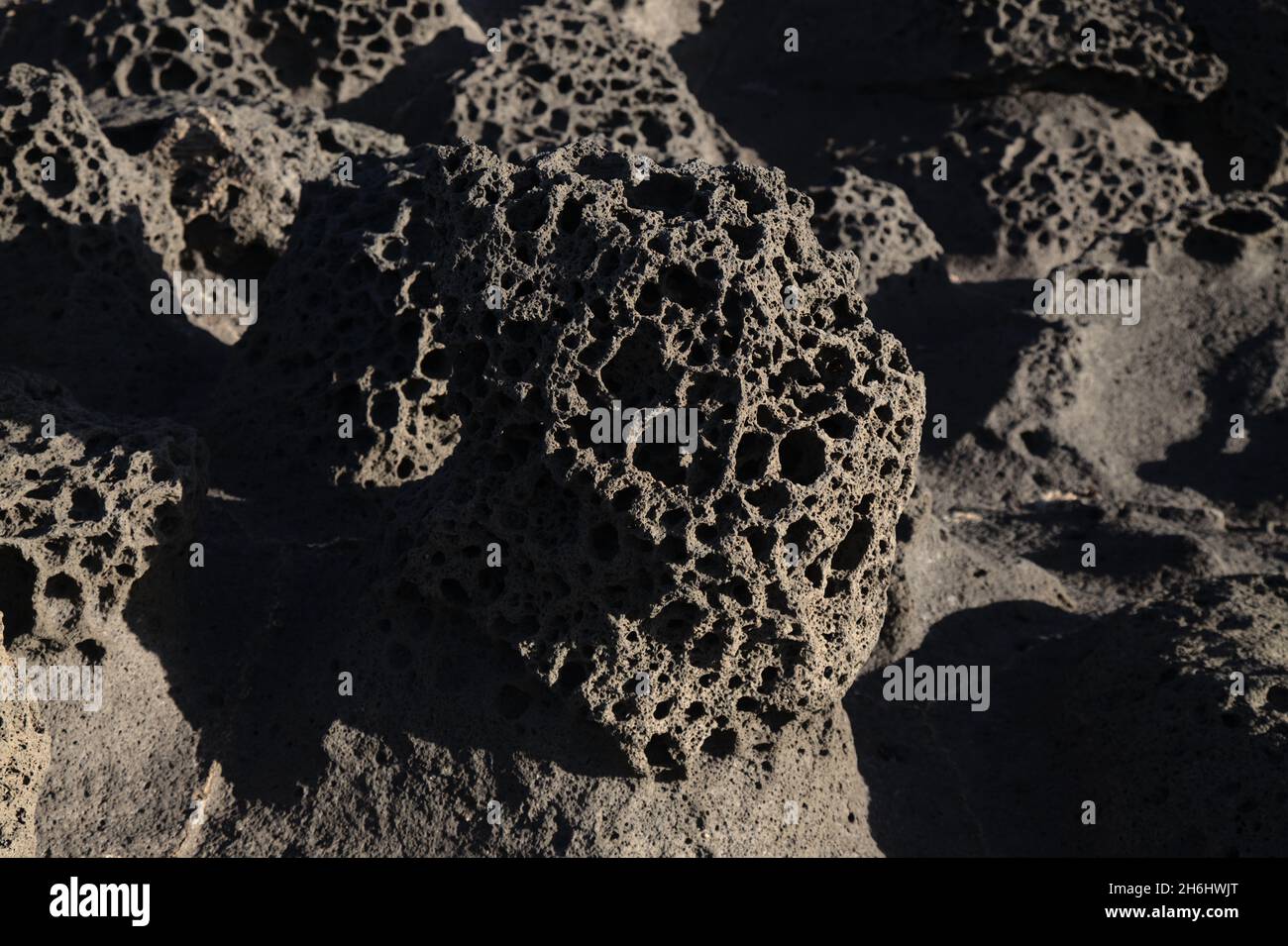 Roche volcanique de lave poreuse autour de la plage de Playa de la ...