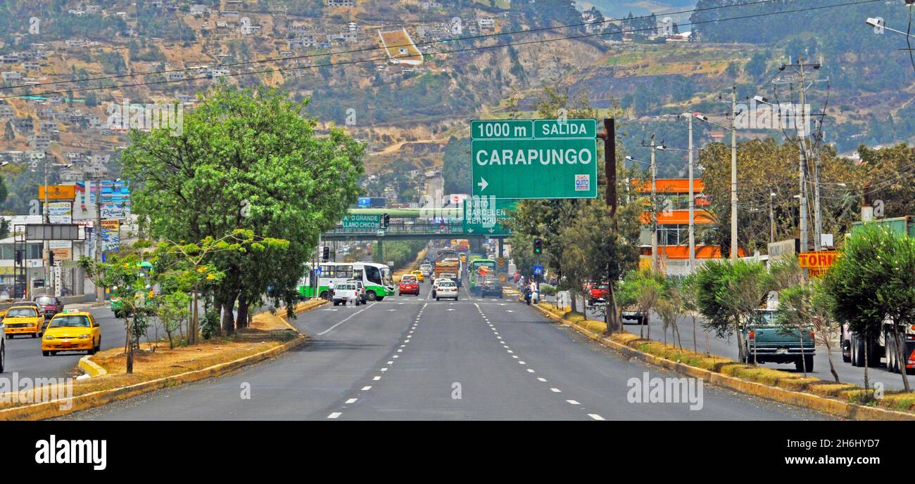 Quito bus Banque de photographies et d’images à haute résolution - Alamy