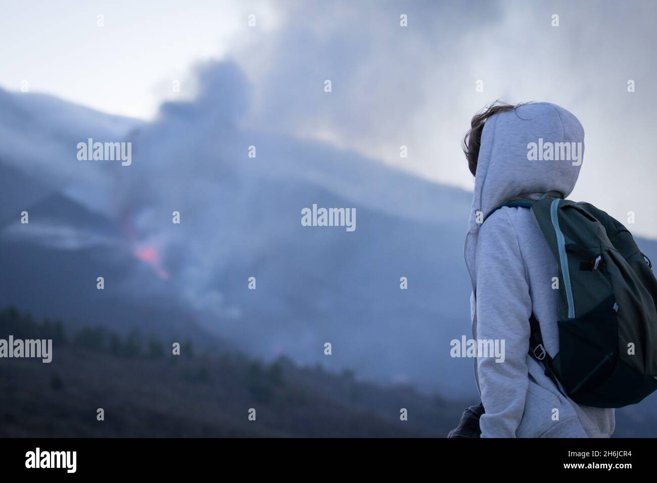 Une jeune fille de touristes regardant l'éruption volcanique de Cumbre ...