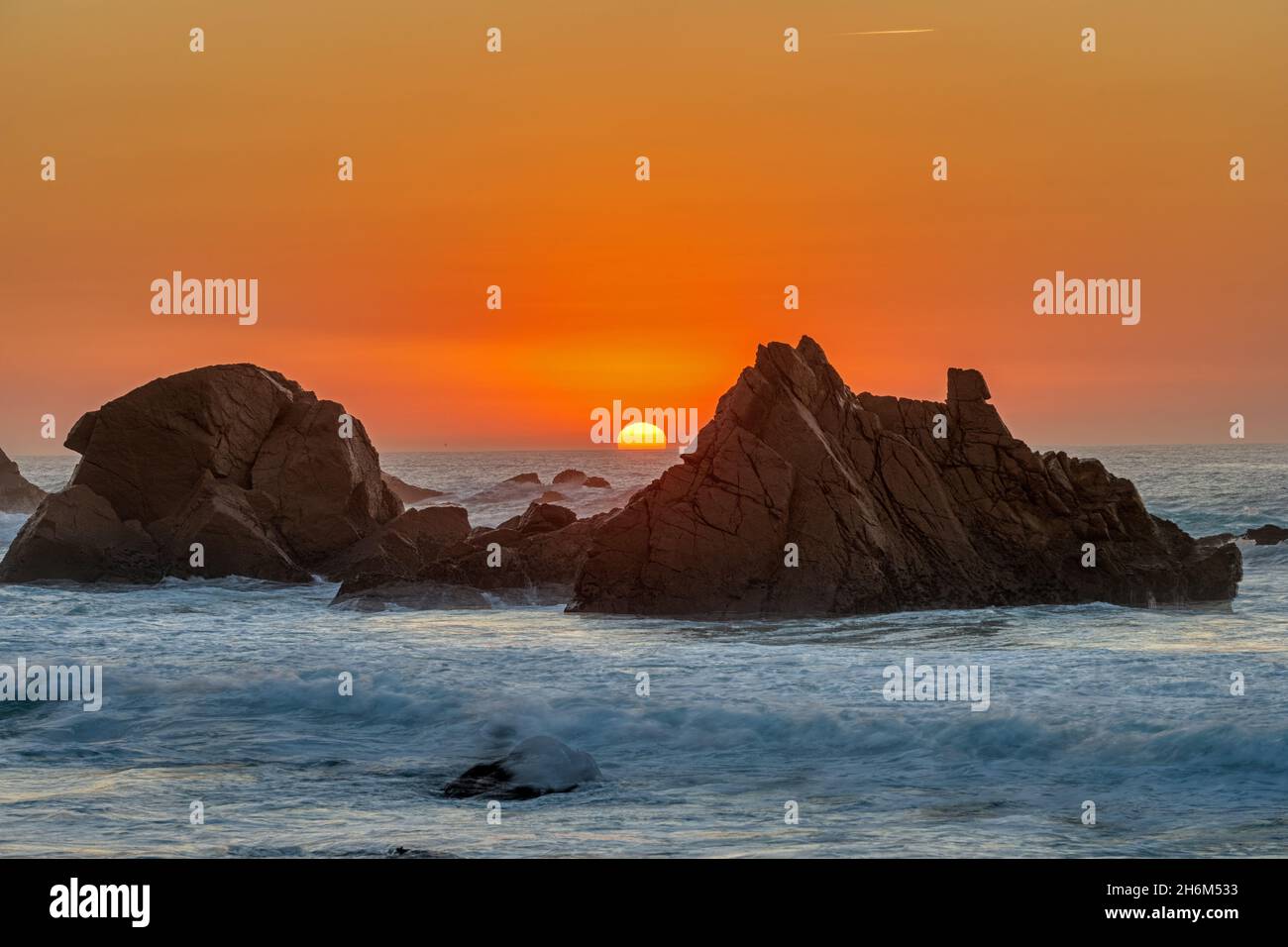 Coucher de soleil sur la plage rocheuse Banque de photographies et d ...