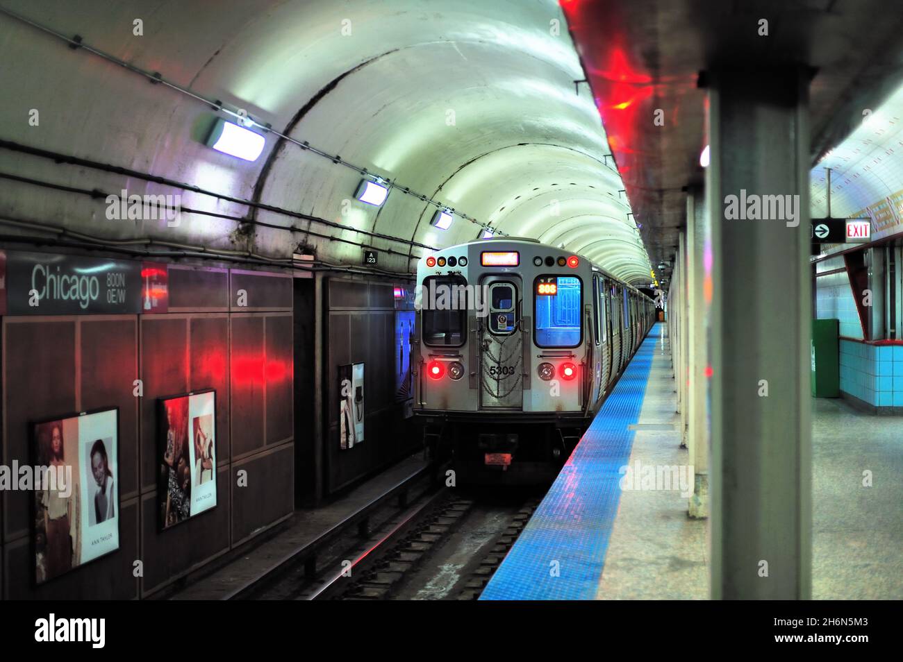 Chicago, Illinois, États-Unis.Un train Red Line partant de la station ...