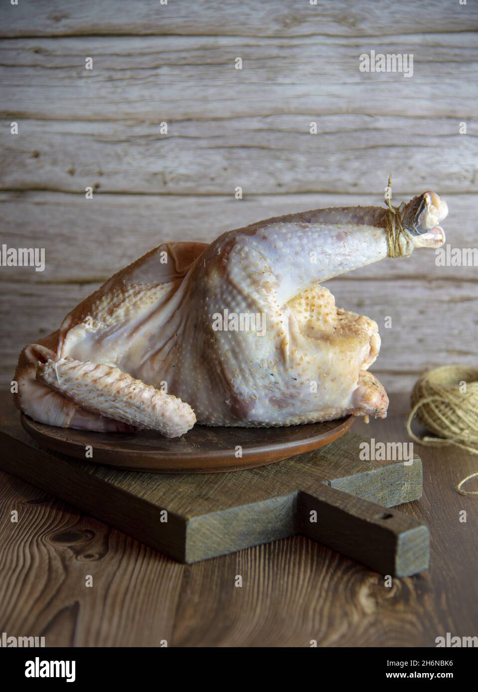 Viande fraîche brute.Une carcasse de poulet pâle avec ses pattes ...