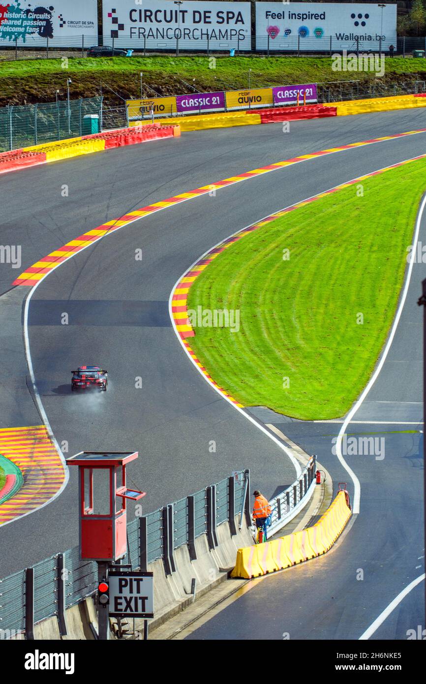 La Porsche 911 GT3 Cup entre au coin d'eau Rouge, Raidillon slip Road ...