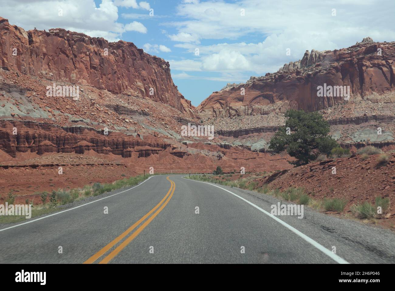 Vue à couper le souffle sur le paysage de roches rouges accidentées en ...