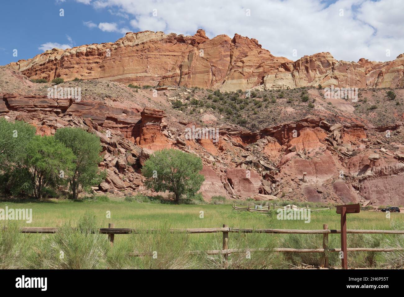 Vue à couper le souffle sur le paysage de roches rouges accidentées en ...