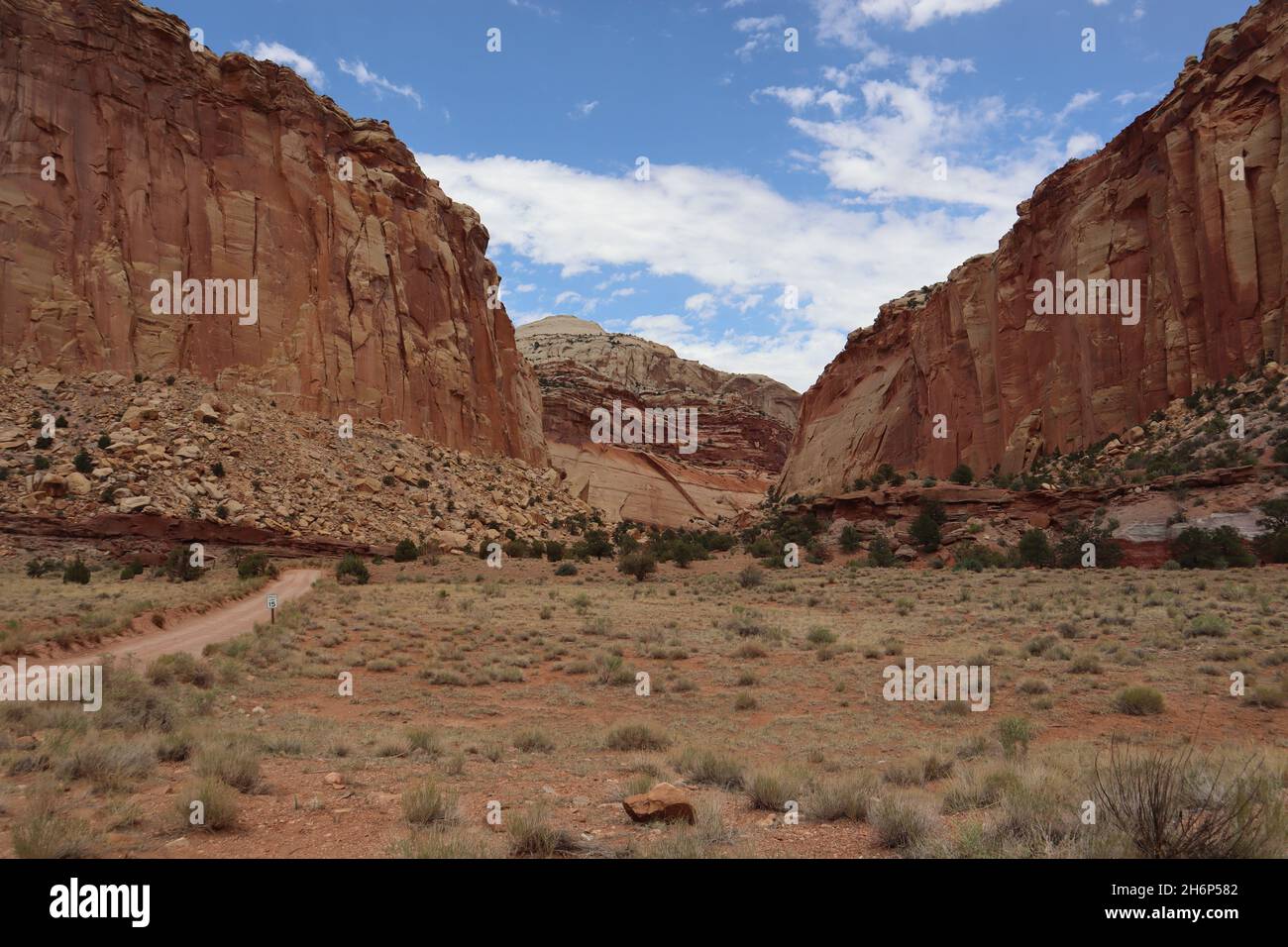 Vue à couper le souffle sur le paysage de roches rouges accidentées en ...