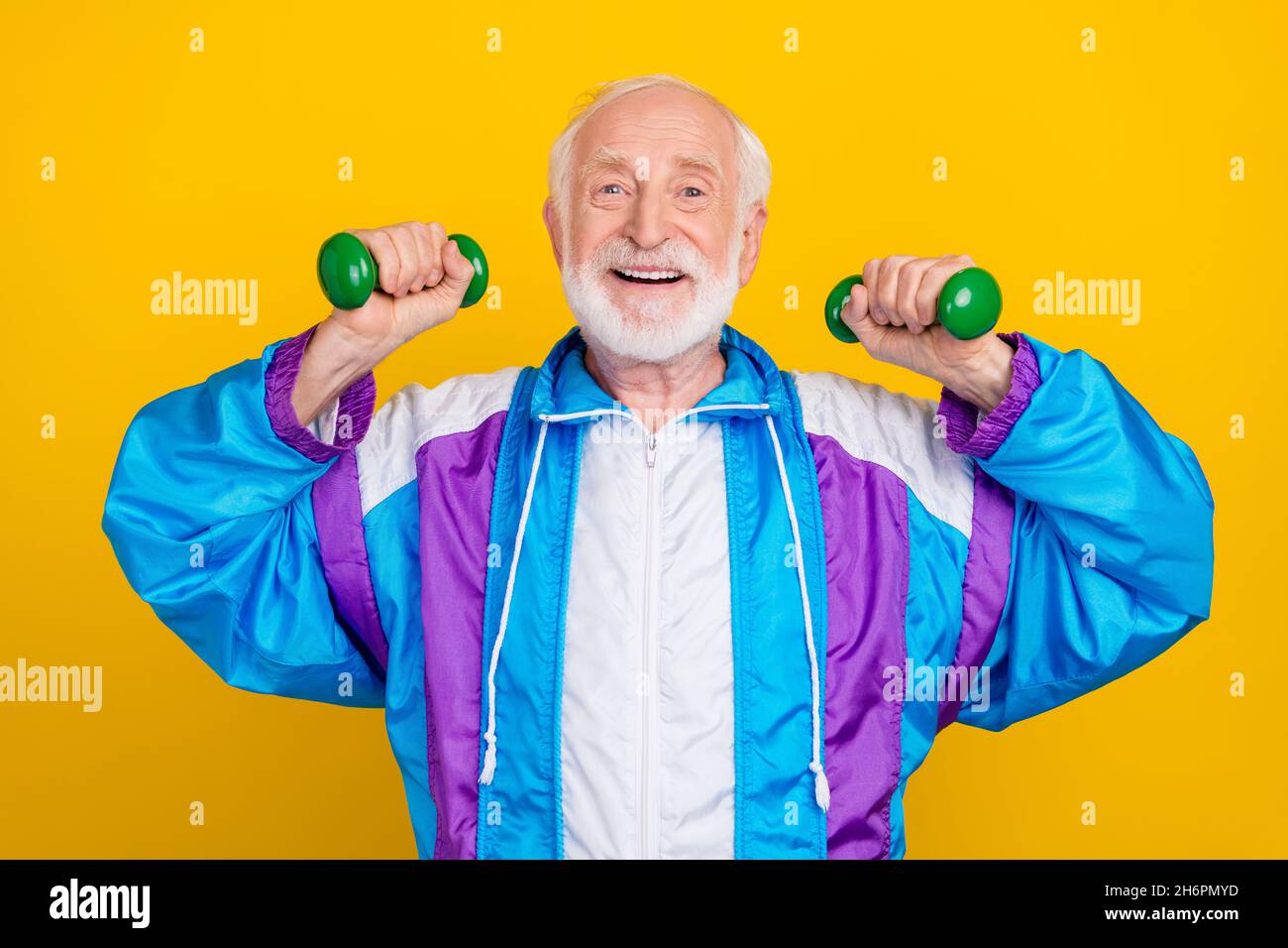 Photo de gai homme retraité activité musculaires intense effort ...