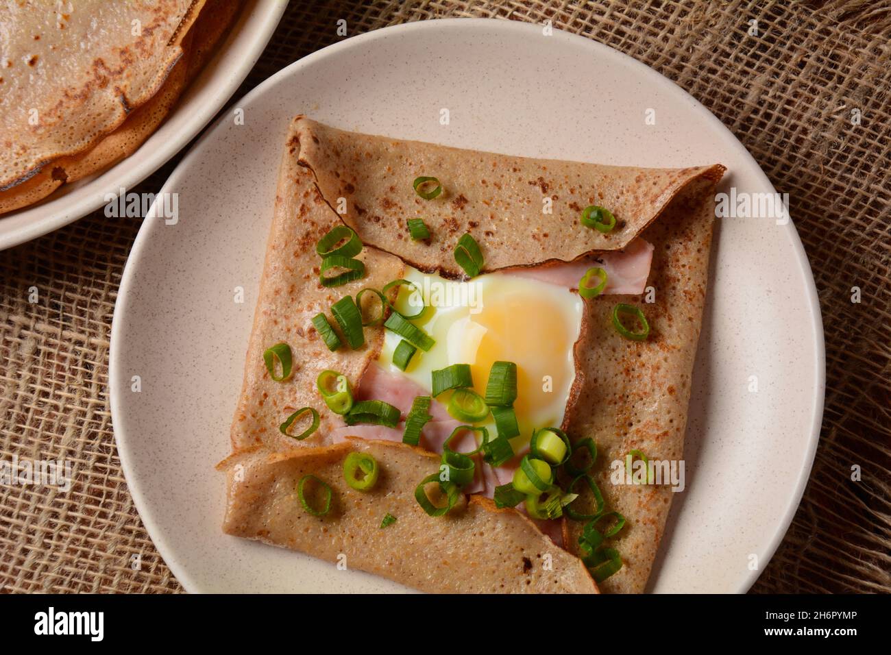 Galette bretonne, sarrasin de galette, crêpe de sarrasin, avec œuf frit ...