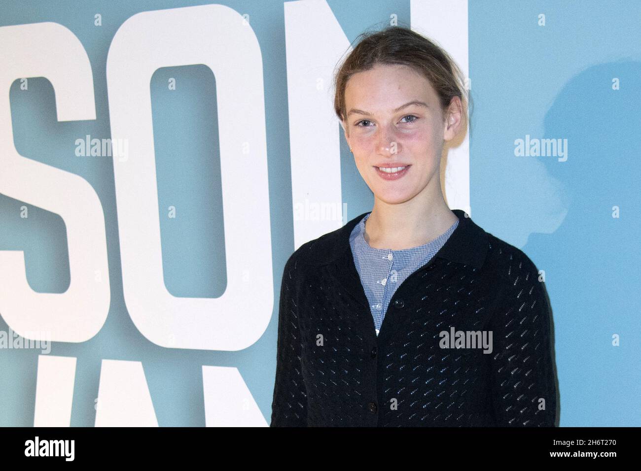 Paris, France, le 17 novembre 2021.Lou Lampros assiste à la première de ...