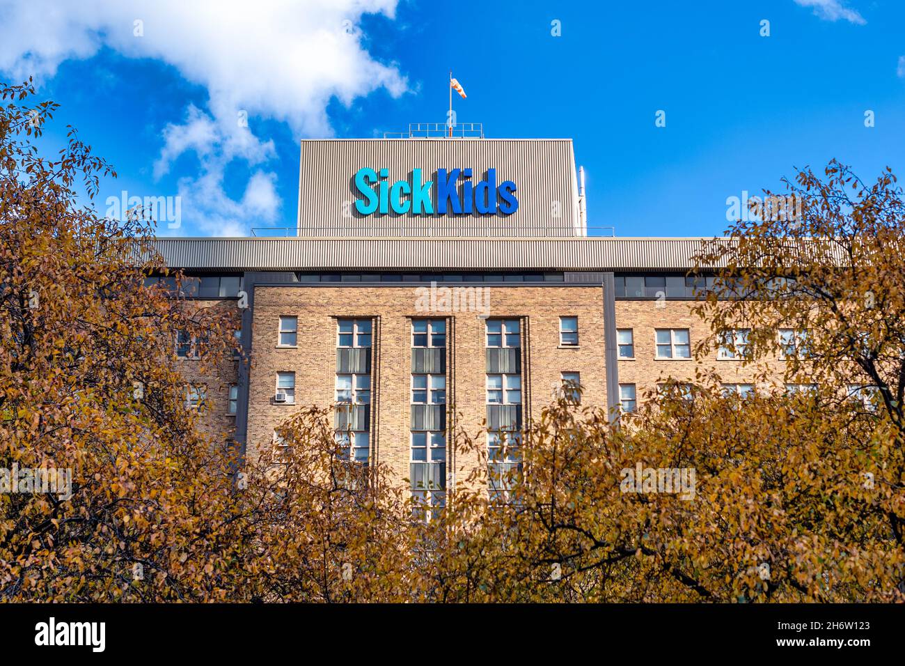 Le logo SickKids Hospital se trouve au-dessus d'un bâtiment du quartier ...