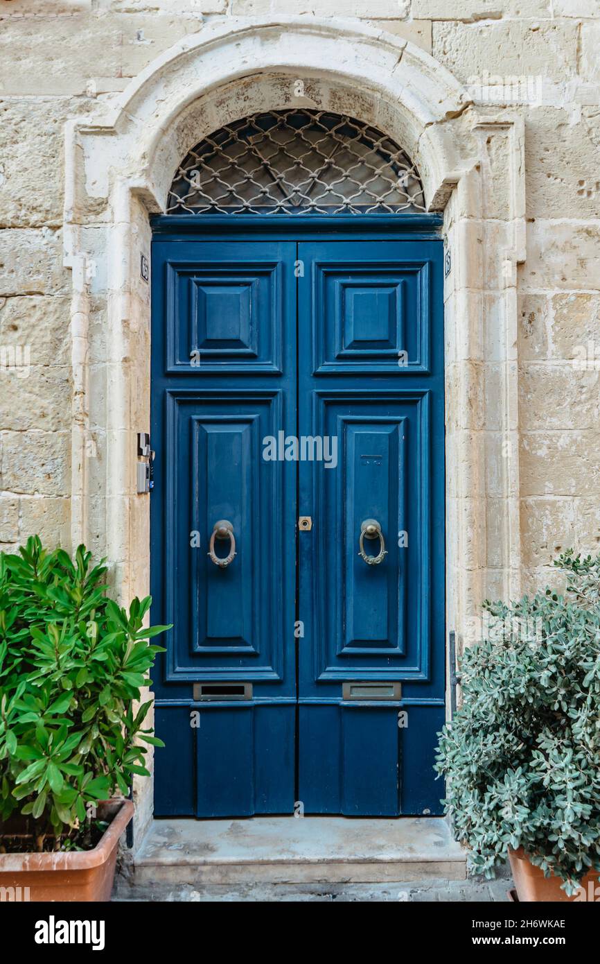 Portes bleues en bois Banque de photographies et d’images à haute ...