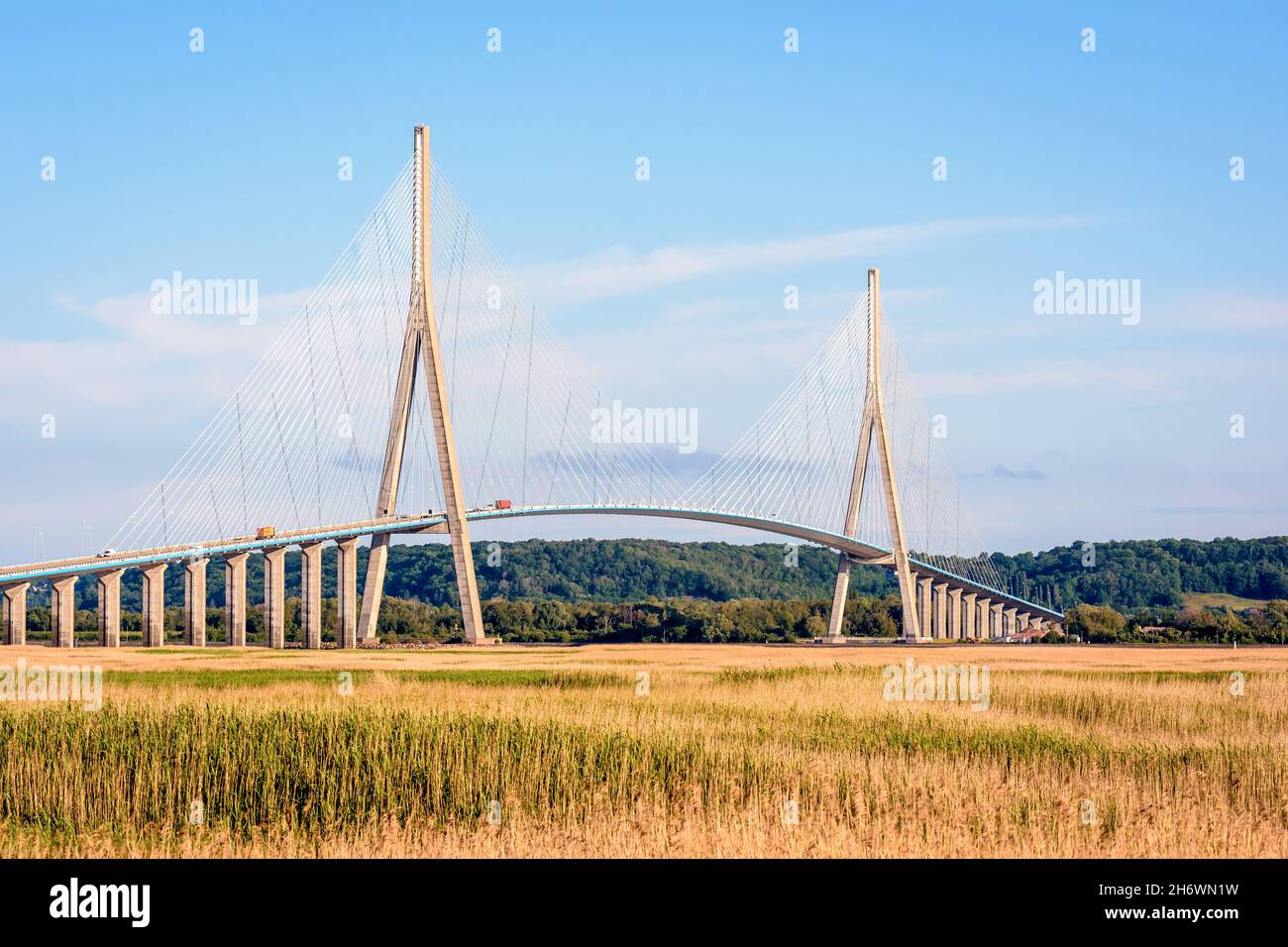 Vue générale sur le pont de Normandie, pont routier avec passage de ...