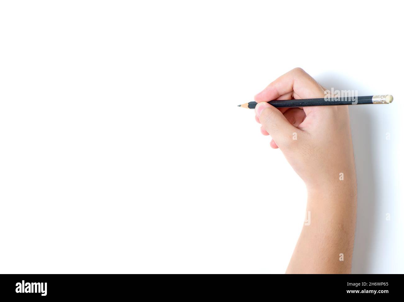 La petite main est prête pour le dessin avec un crayon isolé sur blanc ...