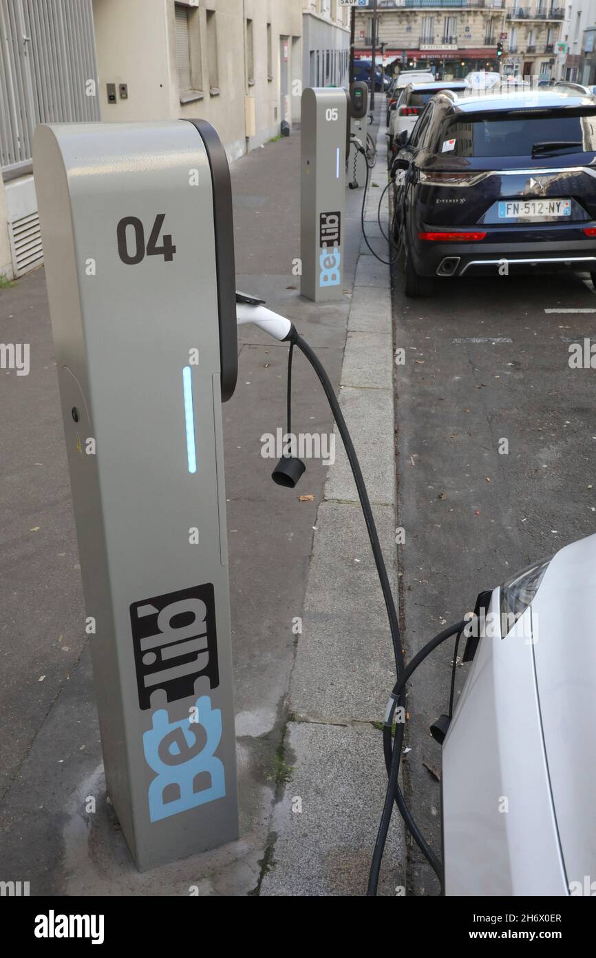 Bornes de recharge belib Banque de photographies et d’images à haute ...